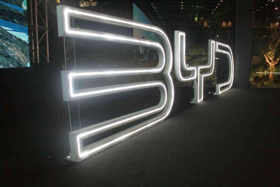 BYD y Uber realizan alianza para poner 10 mil vehículos eléctricos en ...